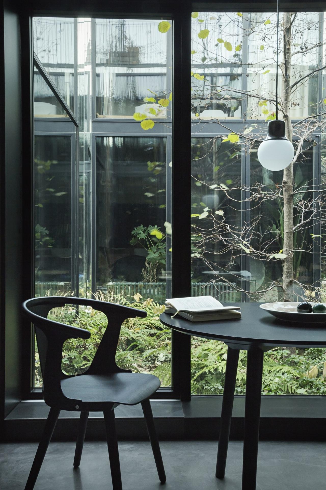 NA5 Mass Light Pendelleuchte aus Schwarz Marmor von &Tradition - AndLight
