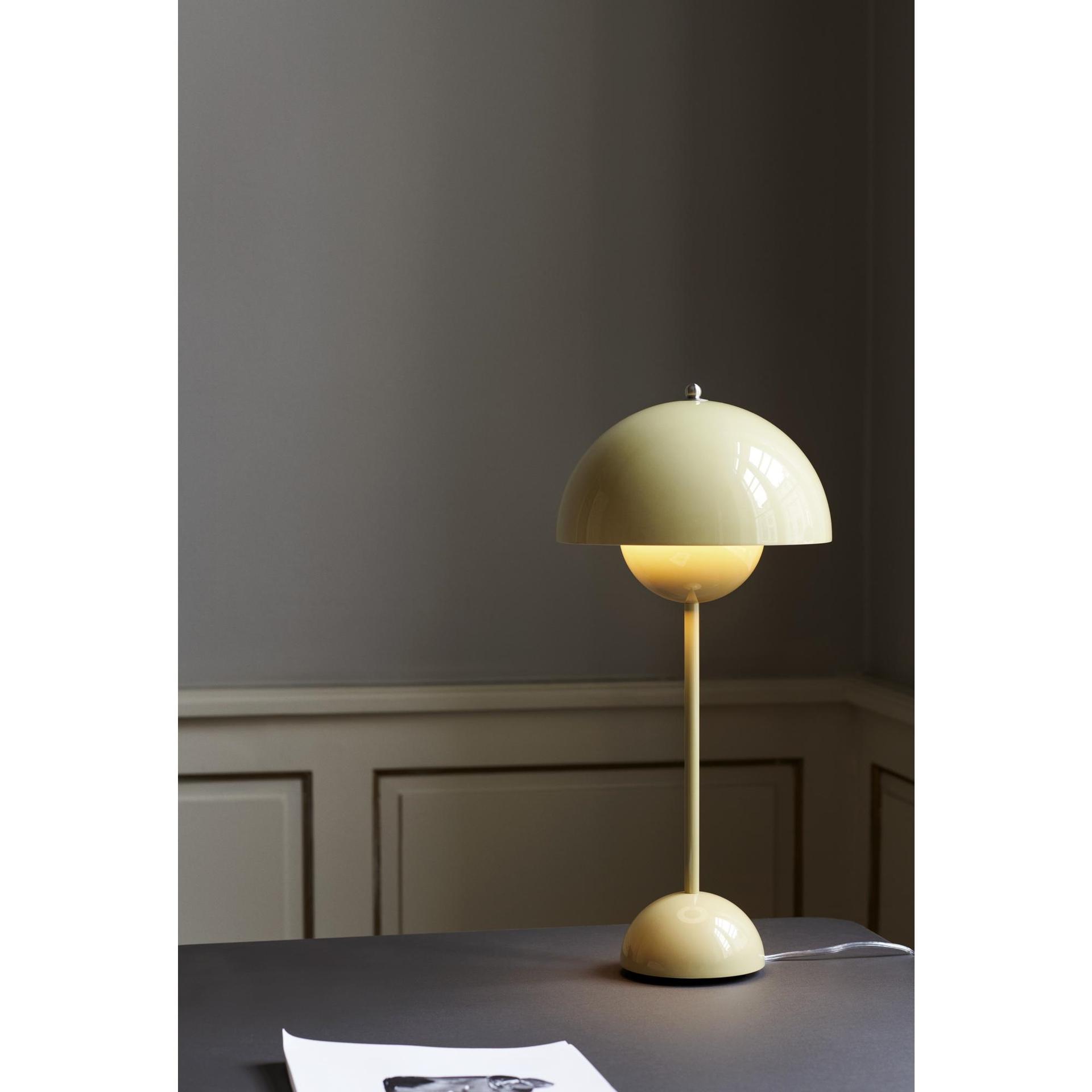 &tradition Flowerpot VP3 Table lamp Beige Red | AndLight
