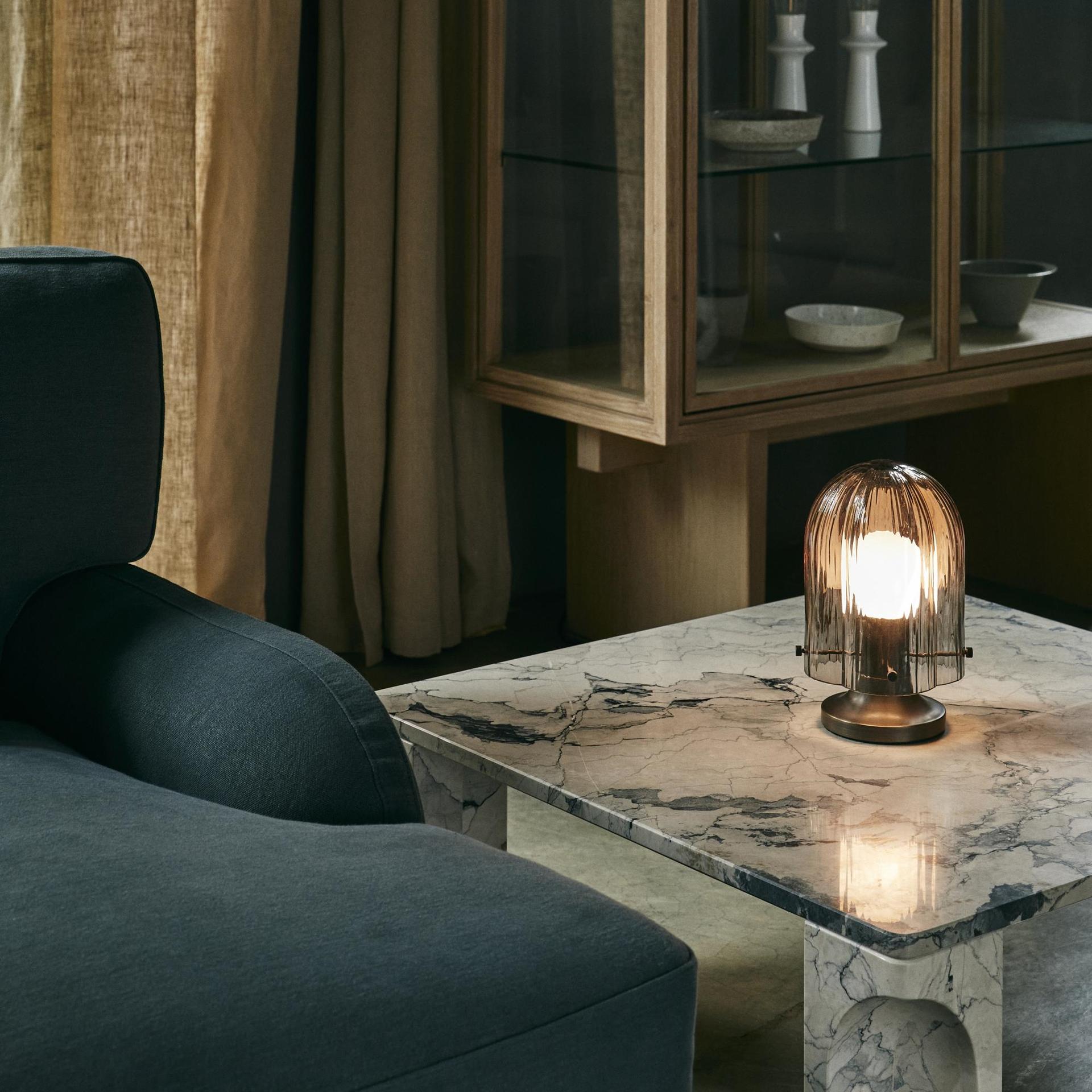 GUBI Seine bordlampe polert messing/ røykfargetfarget | AndLight