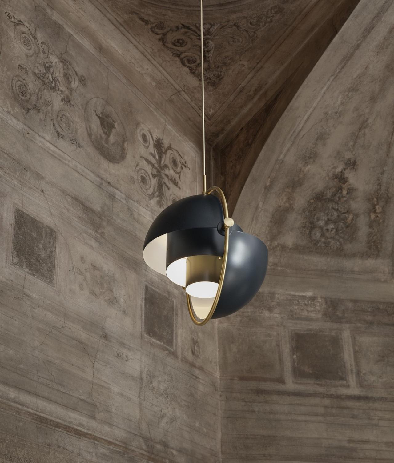 Multi-Lite Pendel Stor i Messing & Midnight Blue Fra GUBI